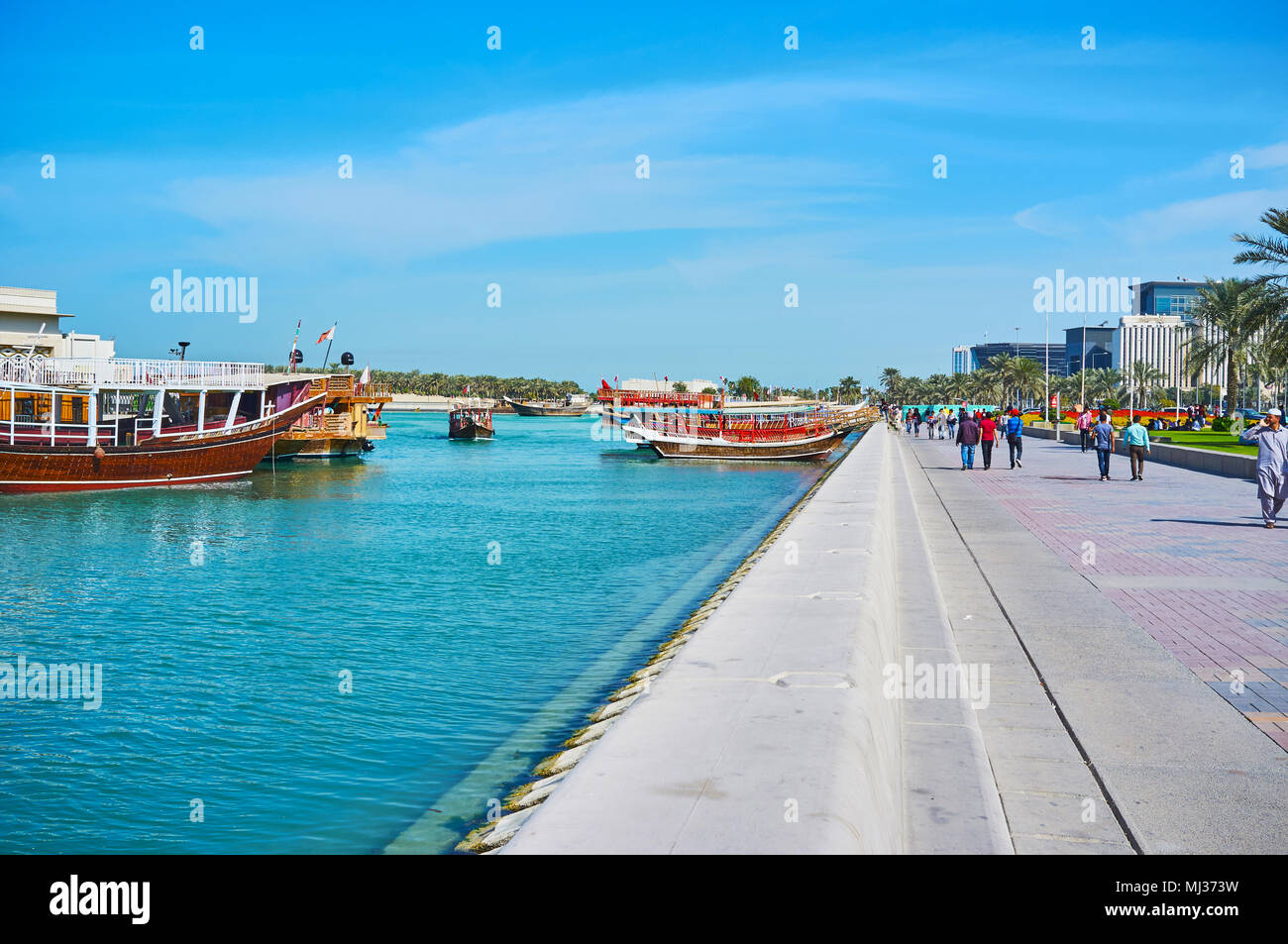 DOHA, QATAR - 13 février 2018 : La plus belle mer Corniche promenade ...