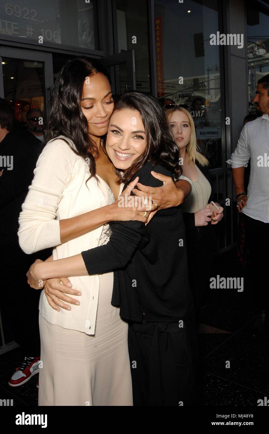 Zoe Saldana Mila Kunis à La Cérémonie Dintronisation Pour Létoile Sur Le Hollywood Walk Of