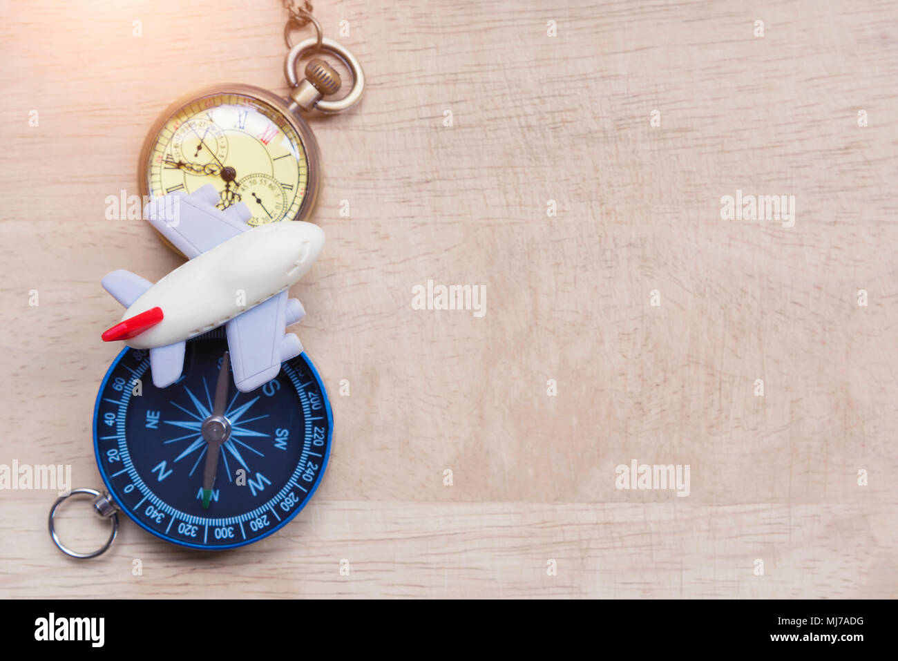 Boussole et avion sur fond blanc Banque de photographies et d’images à ...