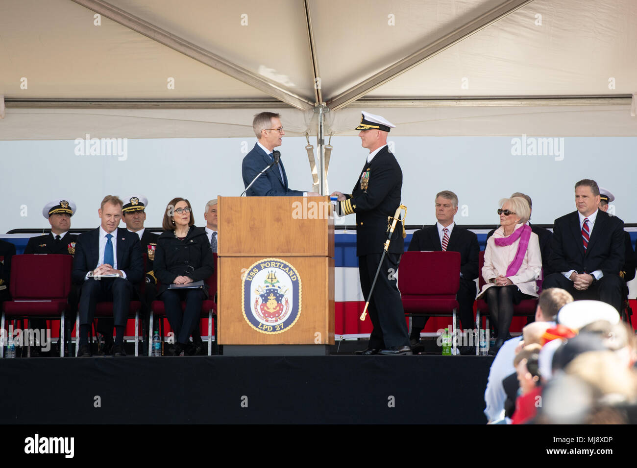 Le maire Ted Portland Wheeler, présente le drapeau américain pour le ...
