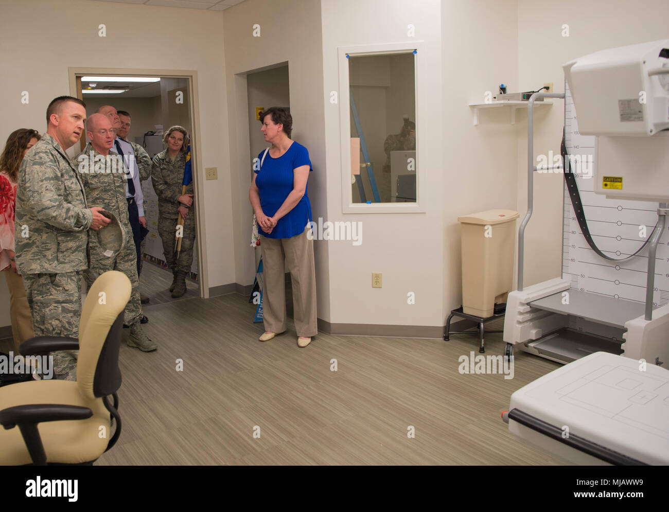 Le Colonel Matthew Hanson, commandant du Groupe médical 460e, indique ...
