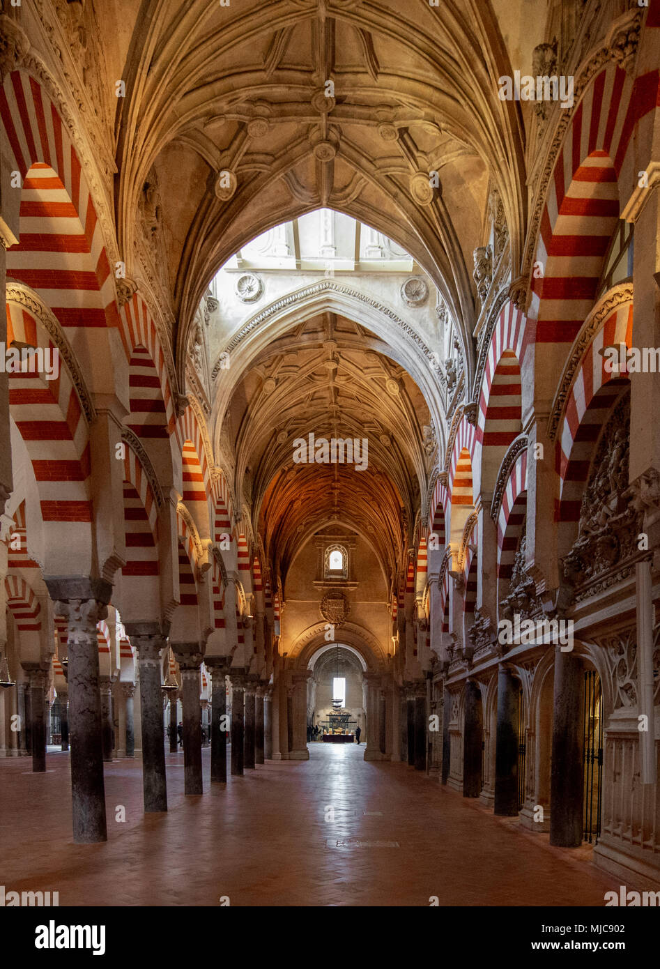 Hall à colonnes avec arcades en style mauresque, salle de prière de l ...
