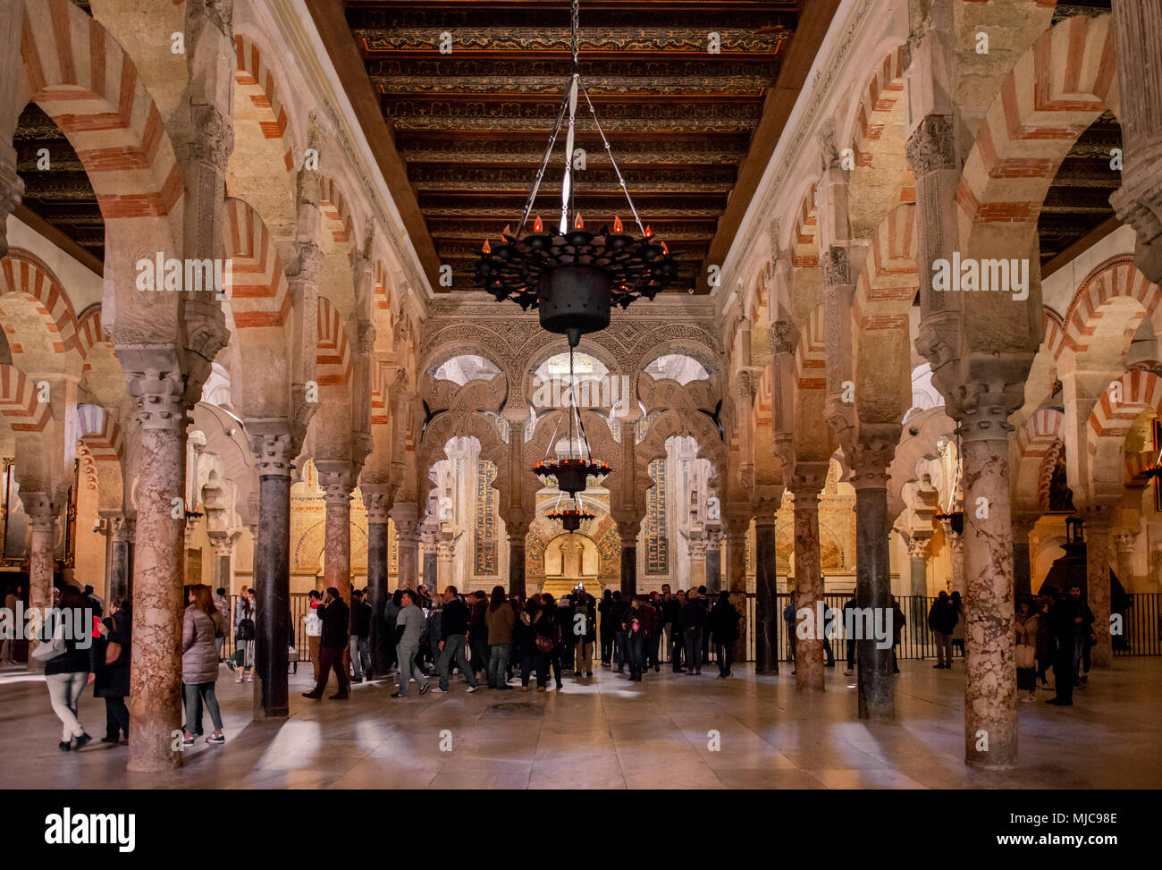Hall à colonnes avec arcades en style mauresque, salle de prière de l ...