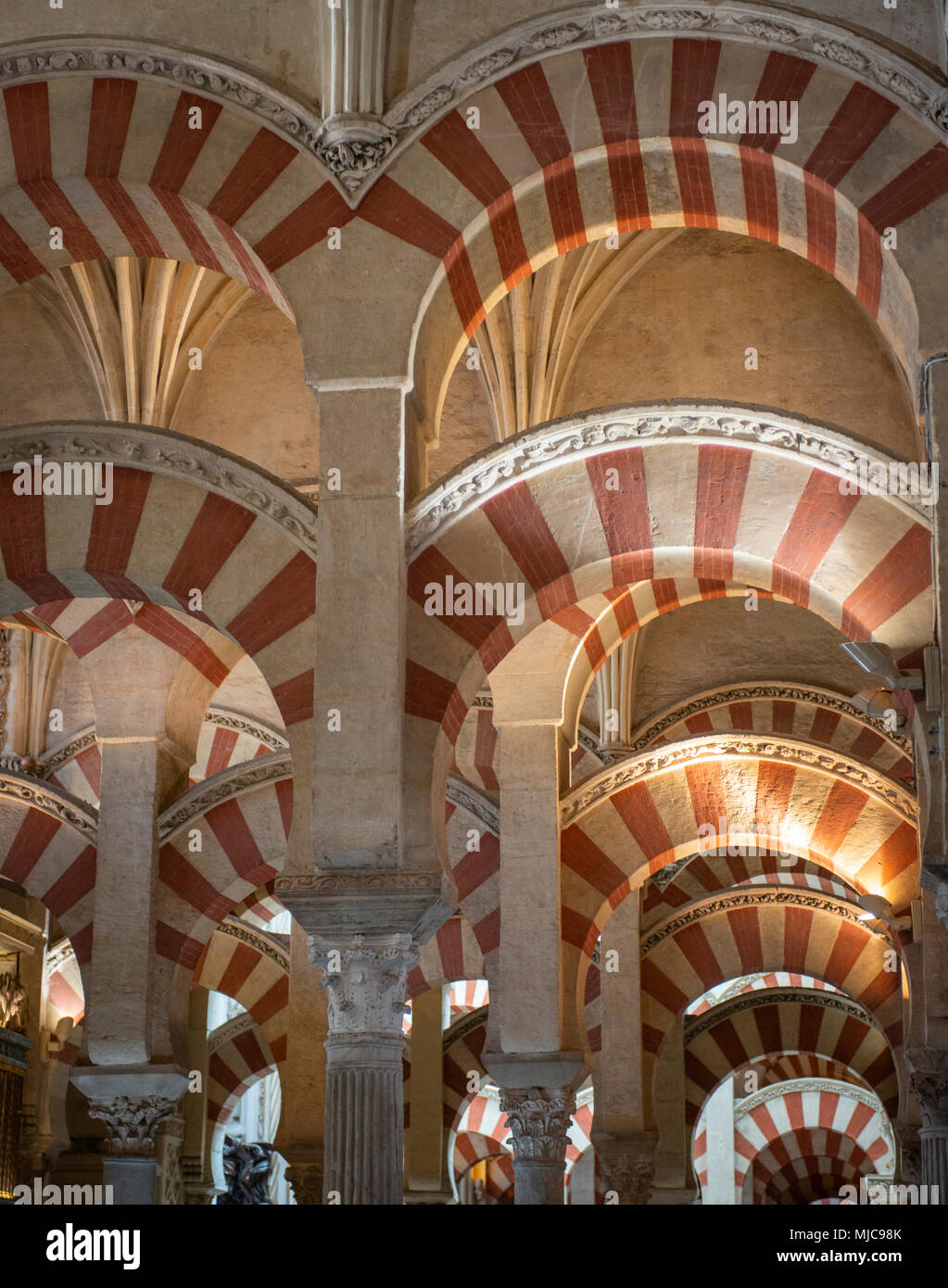 Hall à colonnes avec arcades en style mauresque, salle de prière de l ...