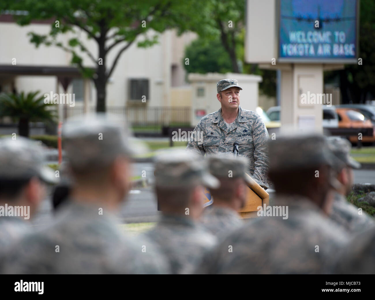 Le colonel Sean Robertson, commandant du groupe de maintenance 374 ...