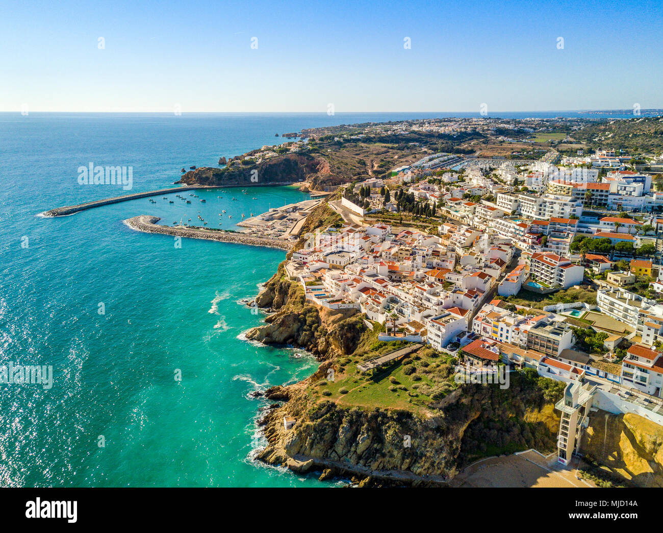 Vue aérienne du port de plaisance et de l'architecture blanche au ...