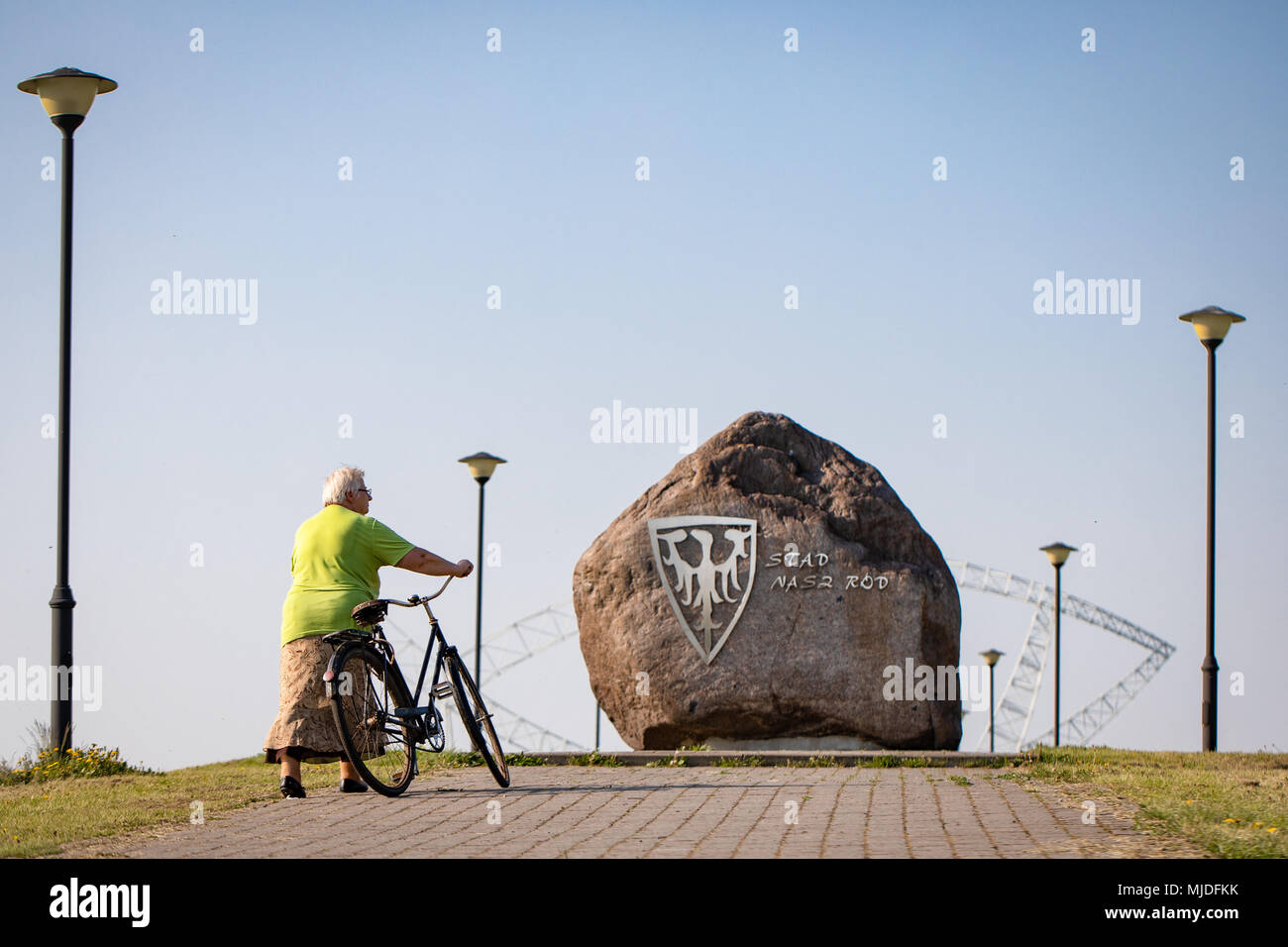 Lednickie Pola, Wielkopolska / Pologne - vieille femme par le monument ...
