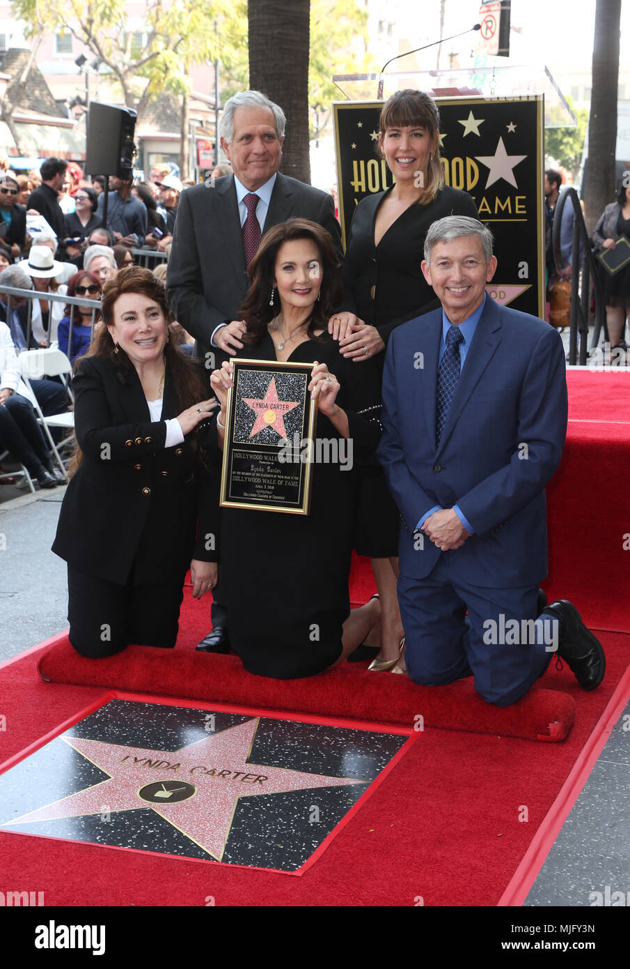 Lynda Carter Honorée Avec étoile Sur Le Hollywood Walk Of Fame Avec