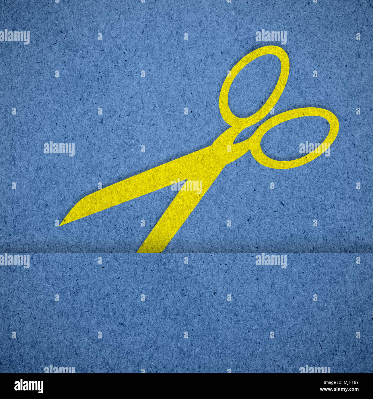 Symboles des ciseaux sur la texture du papier bleu Photo Stock - Alamy