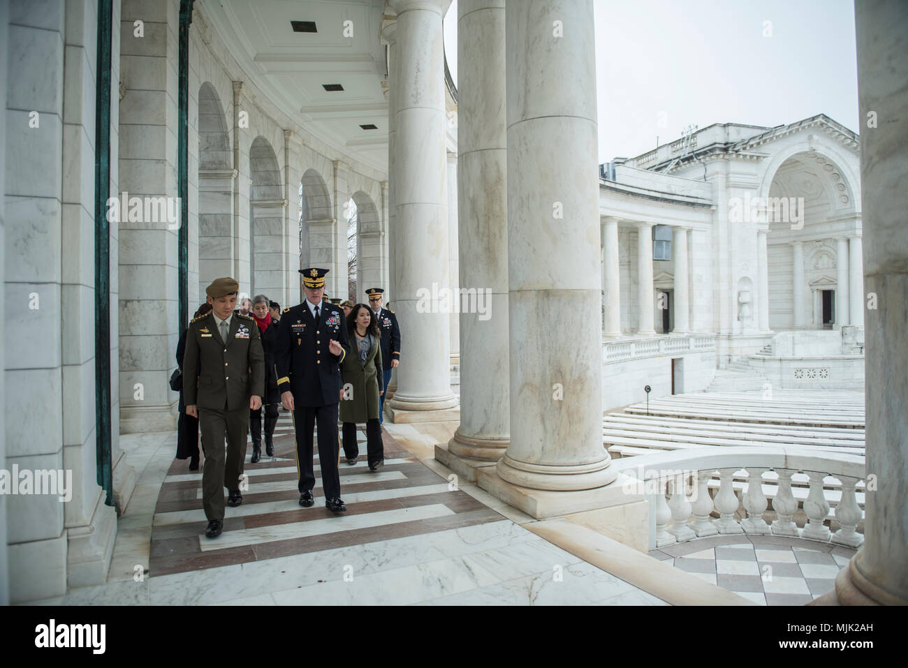 Le lieutenant général Perry Lim (à gauche), chef des forces de défense ...