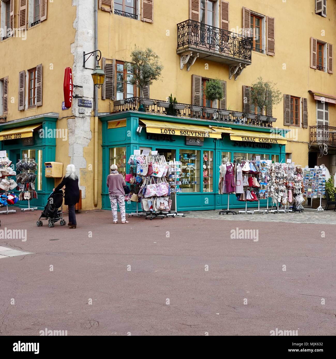 Magasin De Souvenirs Français Banque d'image et photos - Alamy