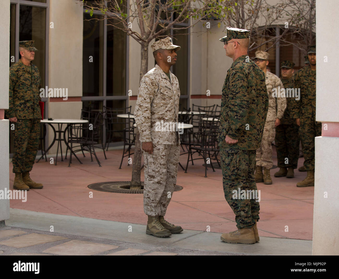 Le lieutenant de la Marine américaine Jiregna Abraham, un aumônier en ...