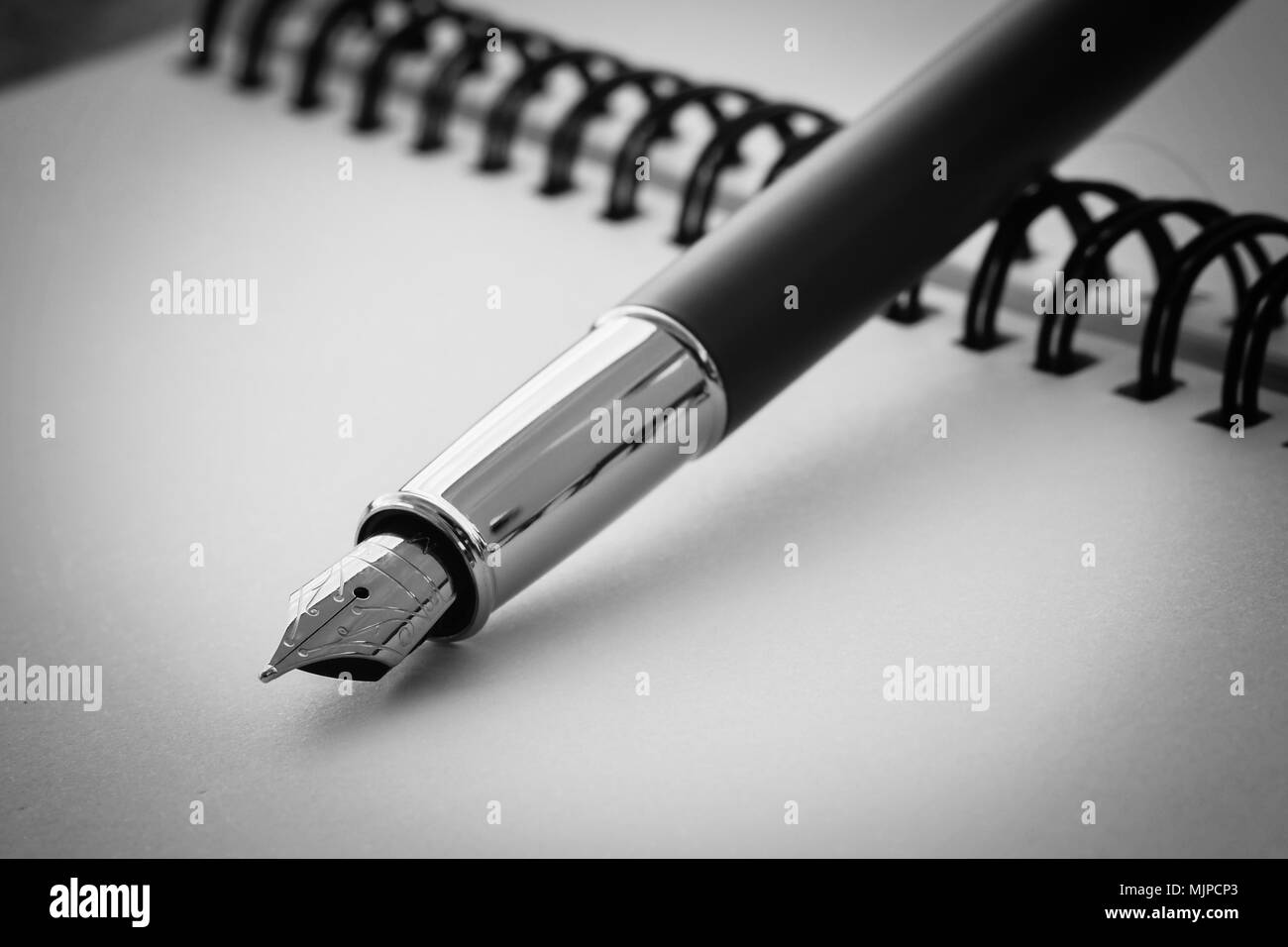 Silver fountain pen Banque d'images noir et blanc - Alamy