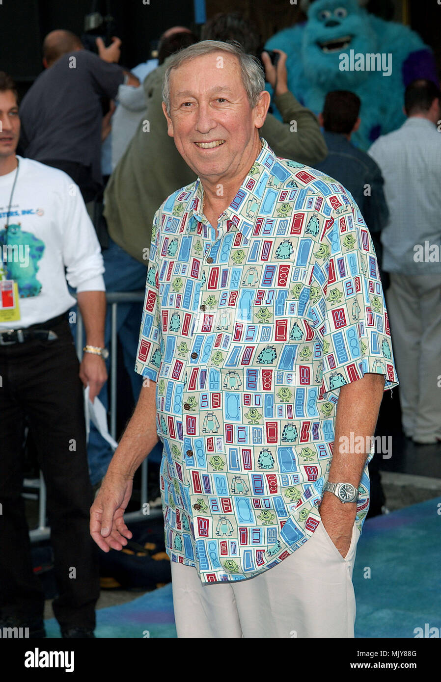 Roy Disney en arrivant à la première de Monsters Inc., à l'El Captain ...