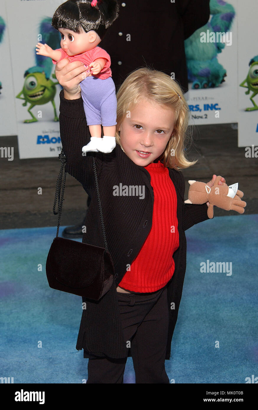 Mary Gibbs Posant Avec La Poupée Boo Du Film Lors De La Première De Monsters Inc à Lel