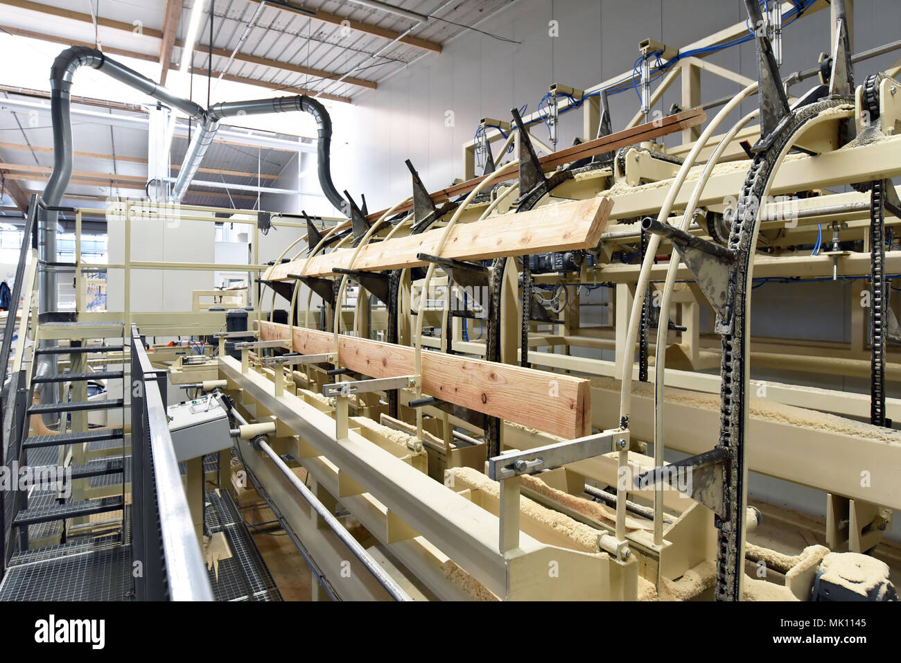 Usine de scierie - production de panneaux en bois avec des machines ...
