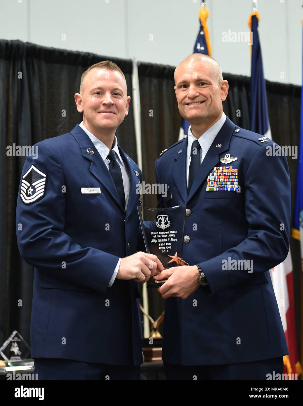 Le colonel Shawn D. Ford pose avec le sergent-chef. Nicolas Fleury, qui ...
