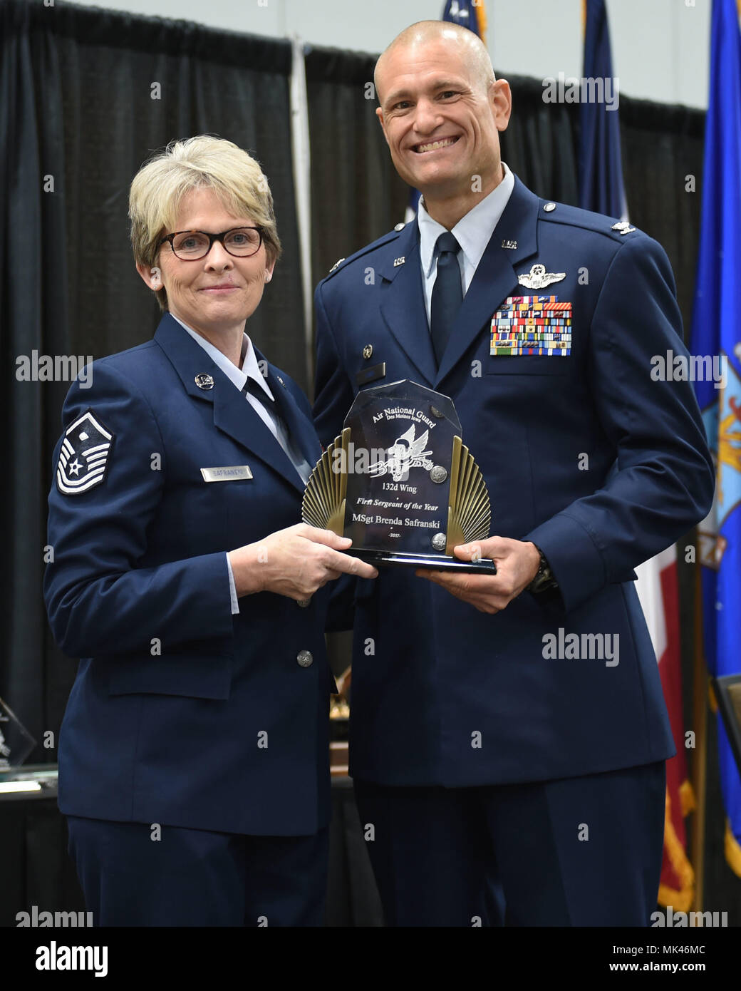 Le colonel Shawn D. Ford pose avec 1er Sgt. Brenda Safranski, qui a ...