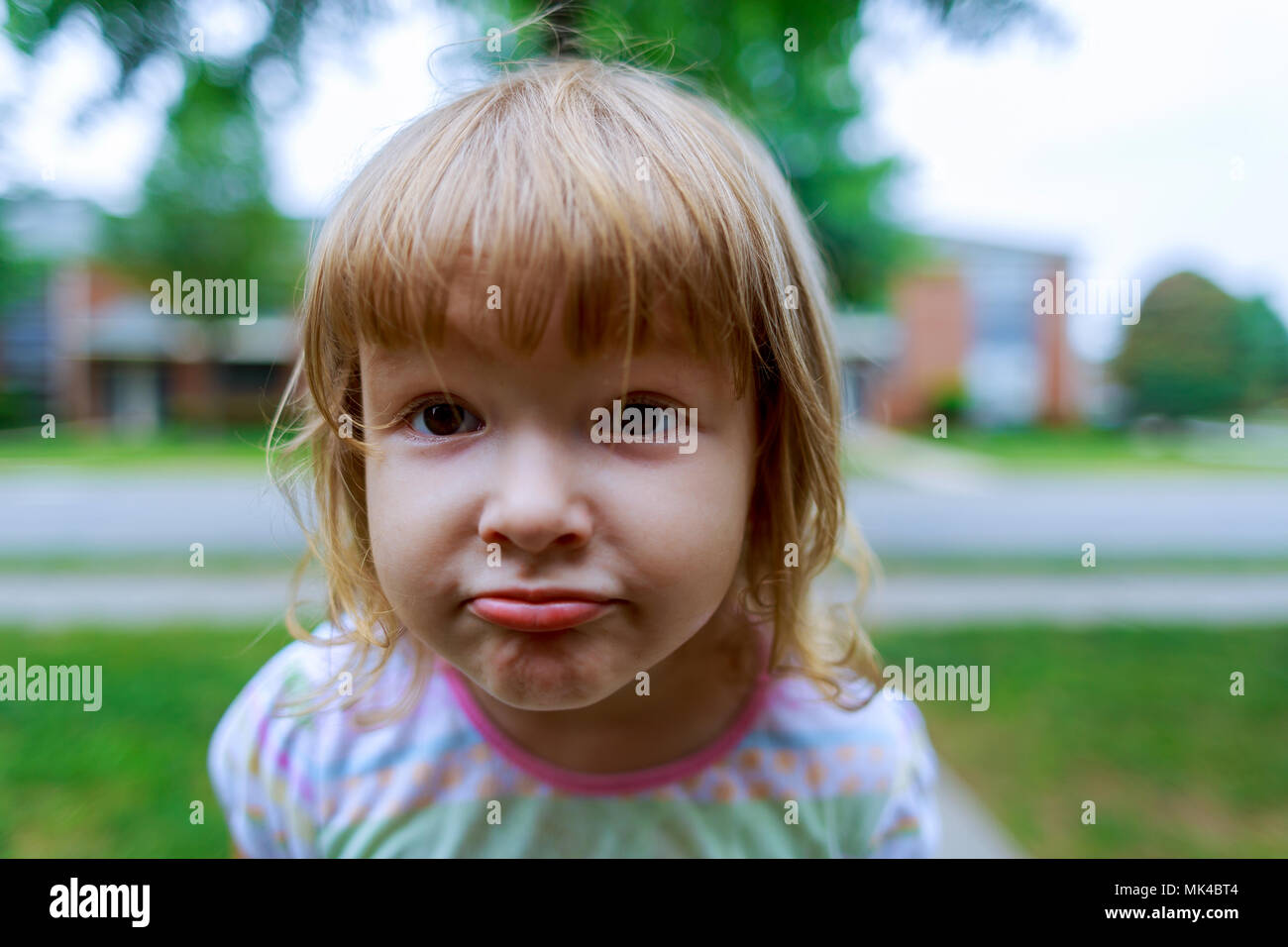 Enfant enjoué Banque de photographies et d’images à haute résolution ...