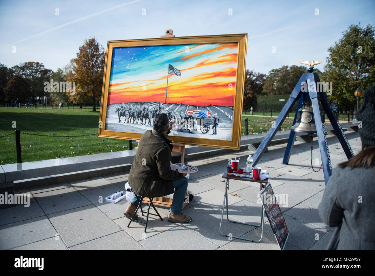Scott LoBaido peint à côté de la liberté de l'Amérique en dehors de la ...