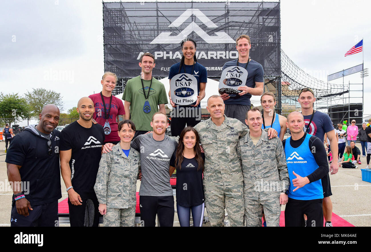 L'Air Force Alpha Warriors montrer leur matériel avec les athlètes et ...