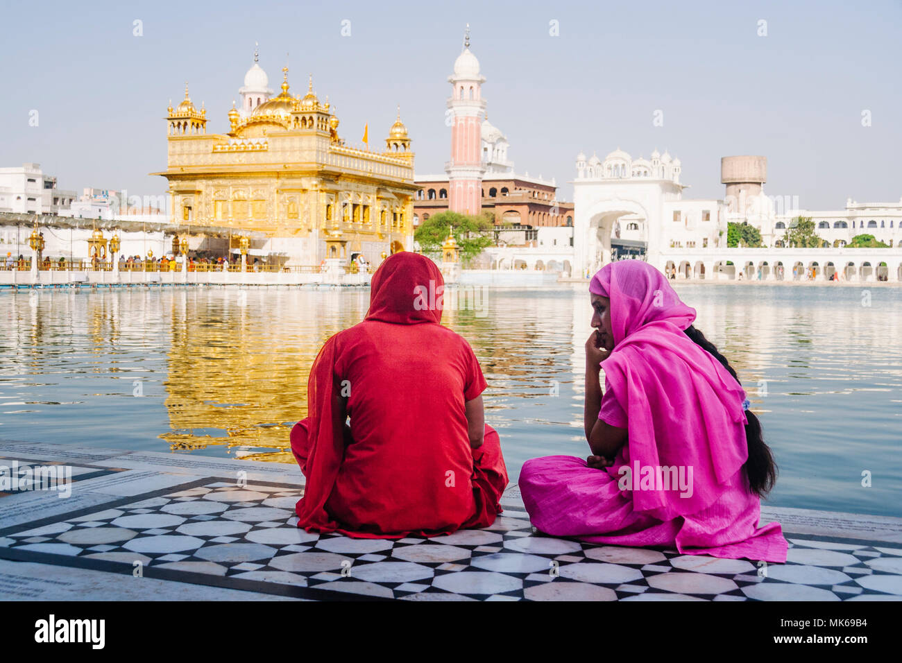 Amritsar, Punjab, India : deux femmes pèlerin Sikh Amrit Sarovar s ...