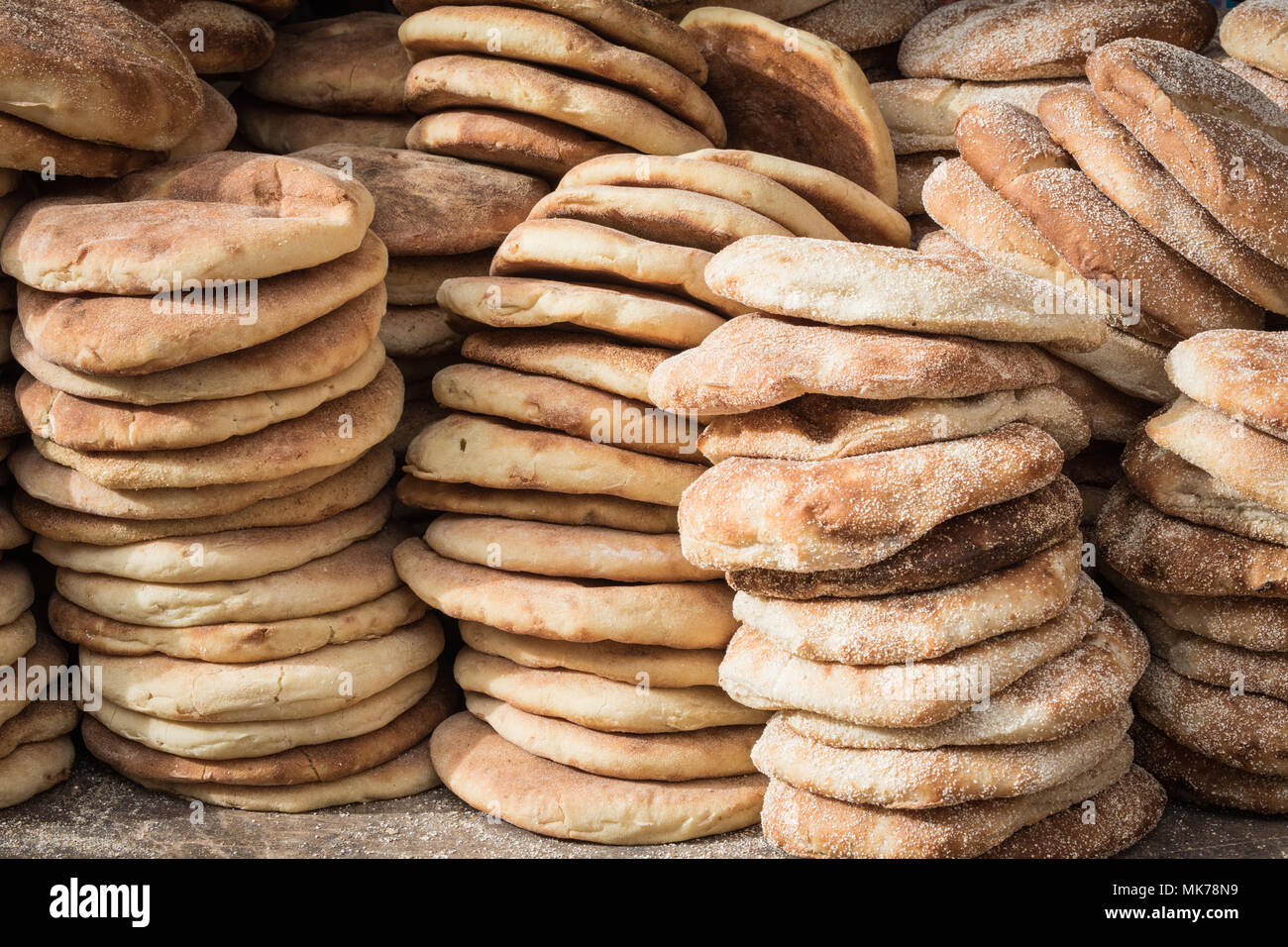 Pain marocain traditionnel typique sur street food, Marrakech, Maroc ...