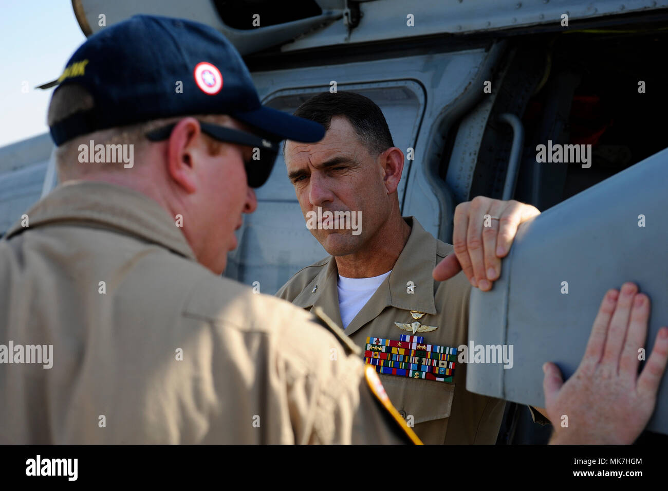Le général Francis L. Donovan, commandant, Force amphibie de la Marine ...