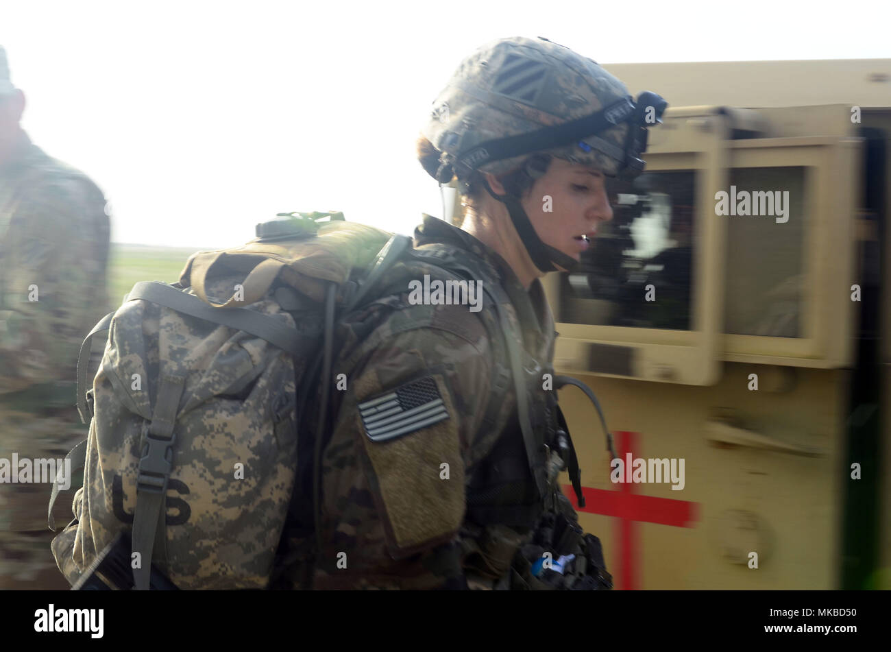 Le Cpl. Janelle Travis, 2e Bataillon interarmes , 69e régiment de ...
