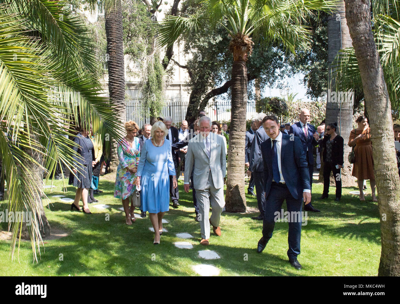 Le Prince de Galles et la duchesse de Cornouailles sont accueillis par ...