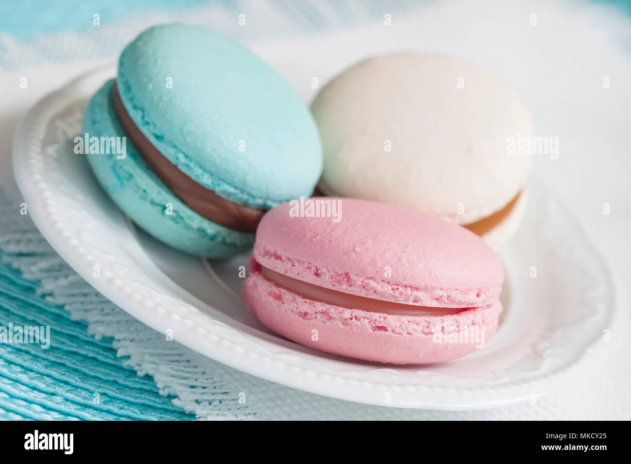 Trois macarons de différentes couleurs et goûts différents dans une ...