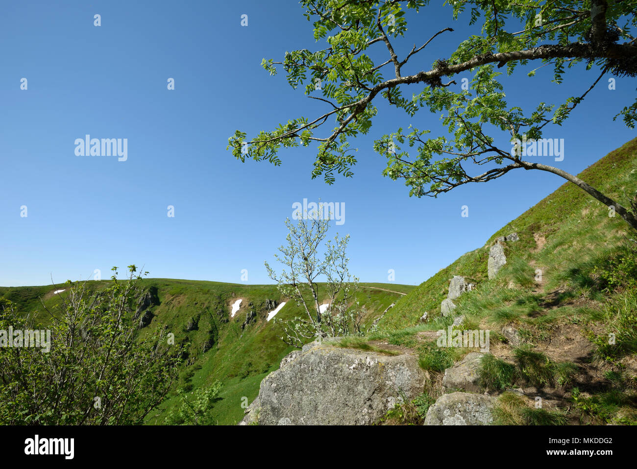 Le Hohneck, cirque glaciaire du Wormspel avec neige au printemps ...