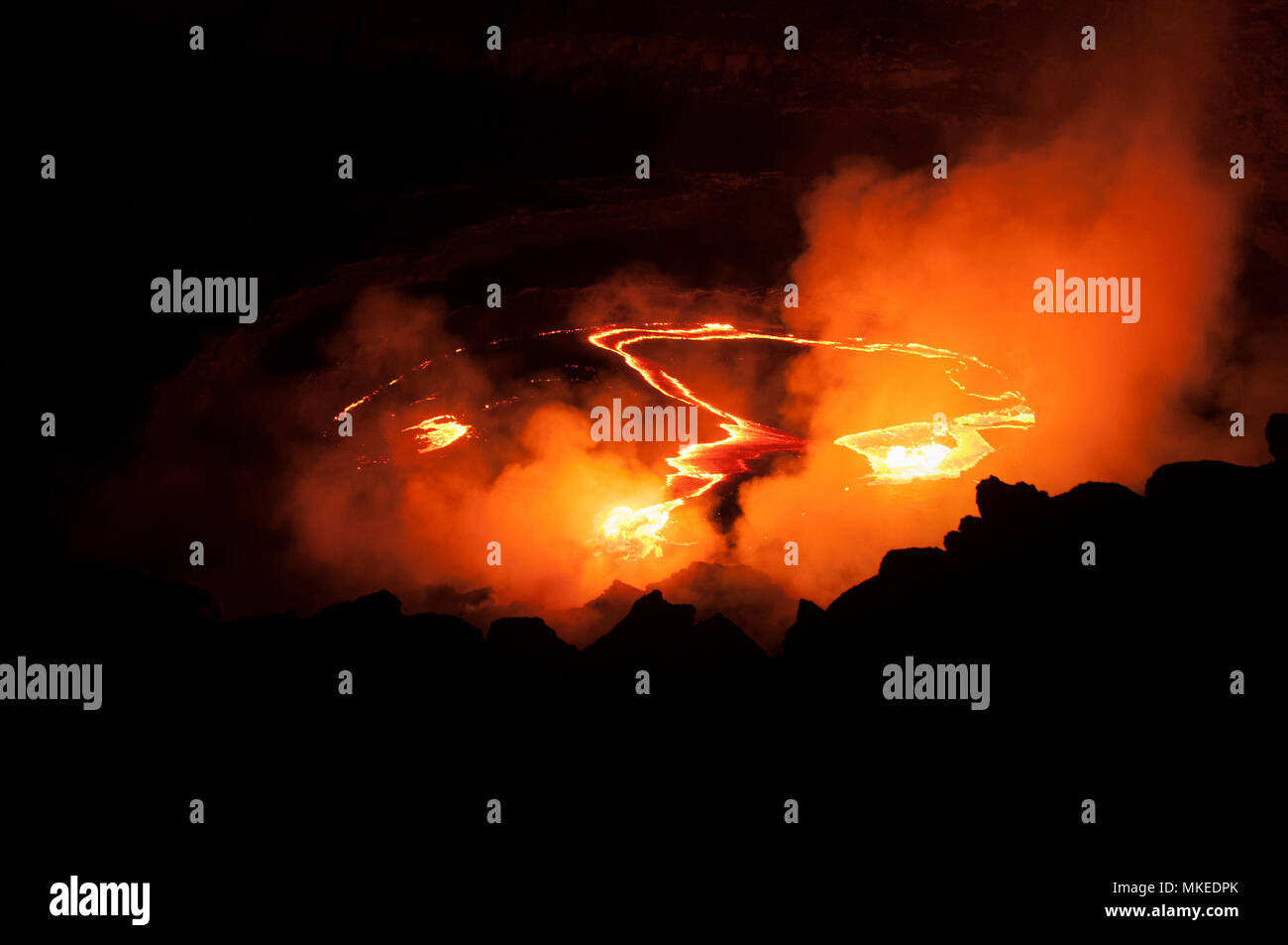 Le Fiery nuit éruption du volcan El Afar, Herta el, le voile de larmes ...