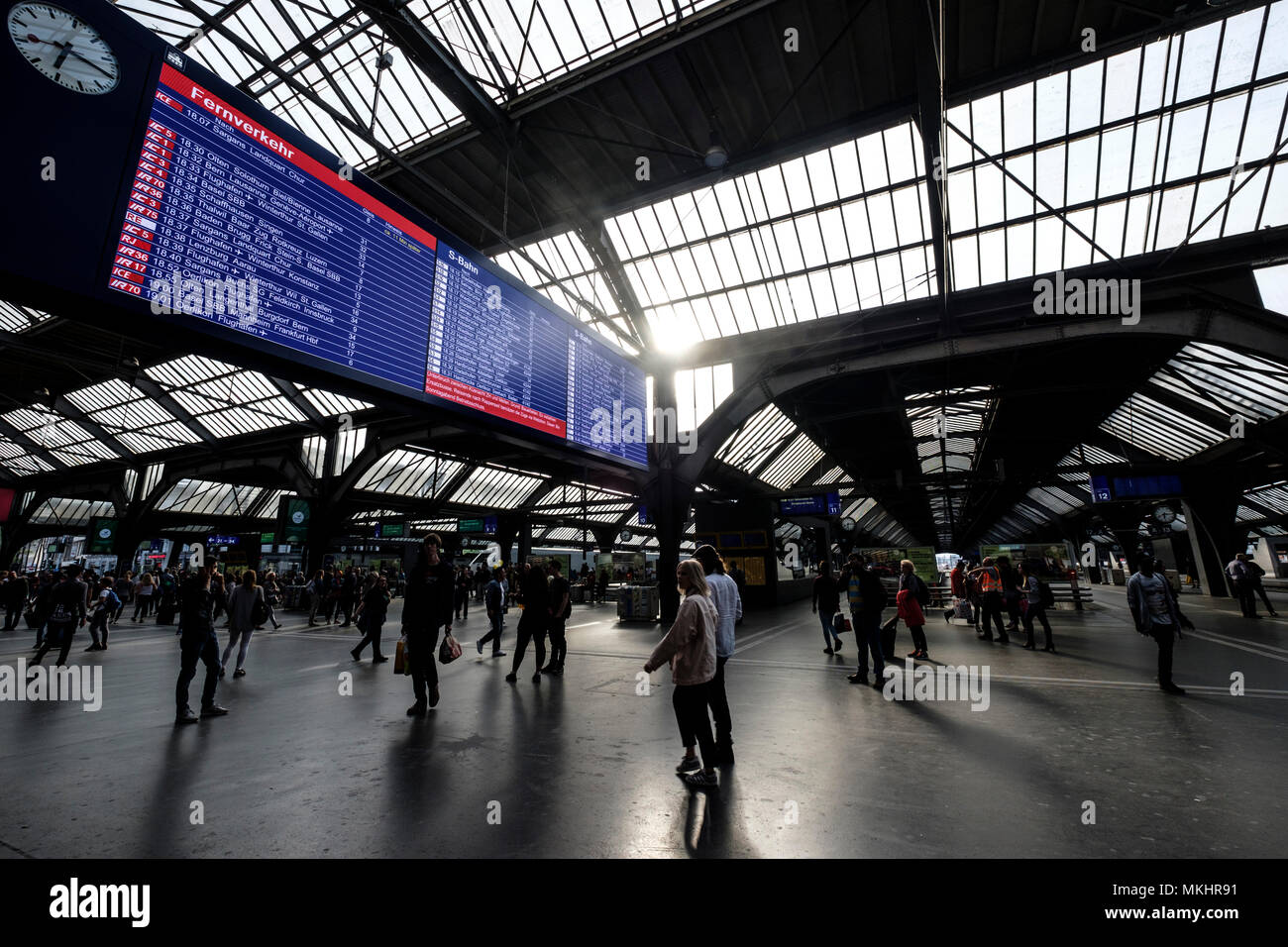 La gare Hauptbahnhof Zürich HB à Zurich, Suisse, Europe Photo Stock - Alamy