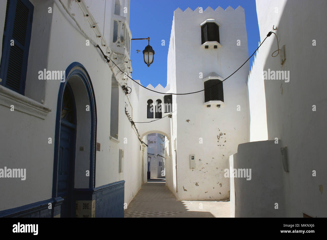 Asilah maroc terrasse bleue Banque de photographies et d’images à haute ...