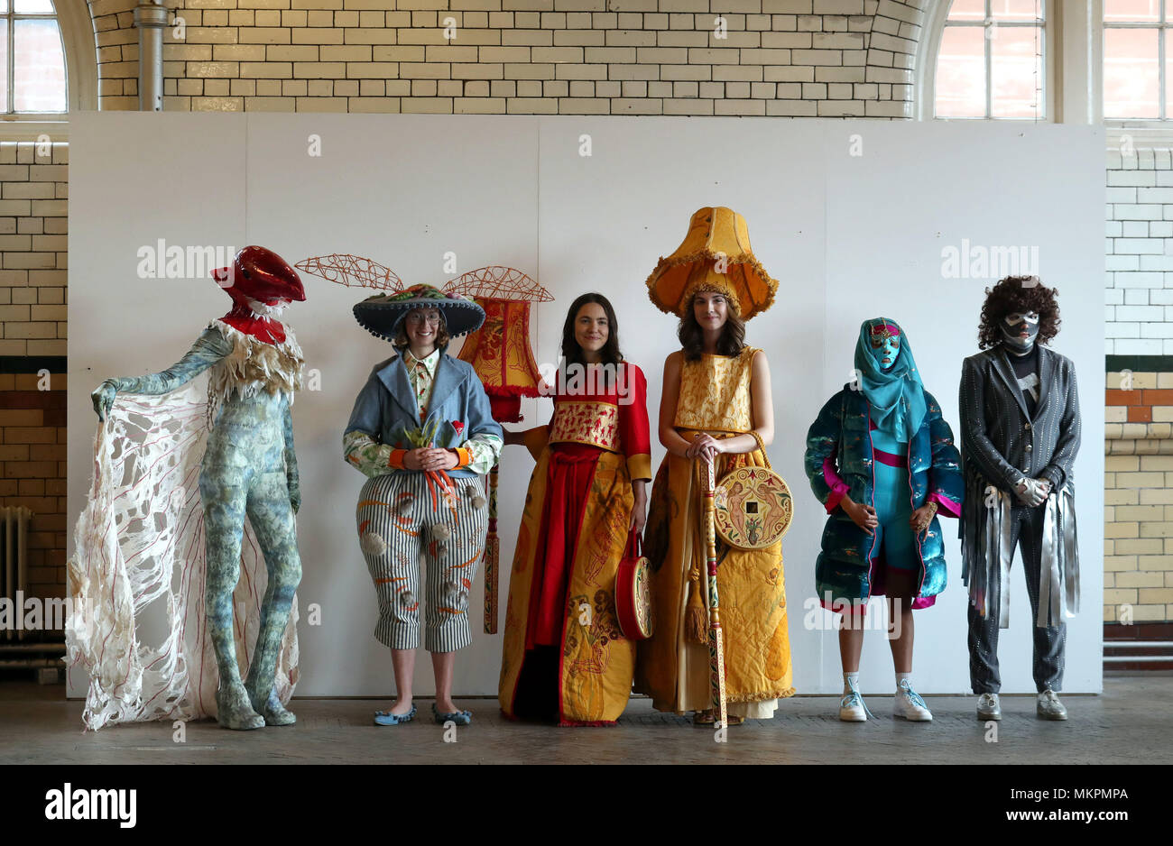 Les étudiants (de gauche à droite) Emma Rawnsley, Flore Zajicek ...