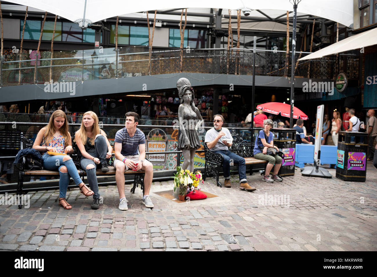 Assis sur les bancs Banque de photographies et d’images à haute ...