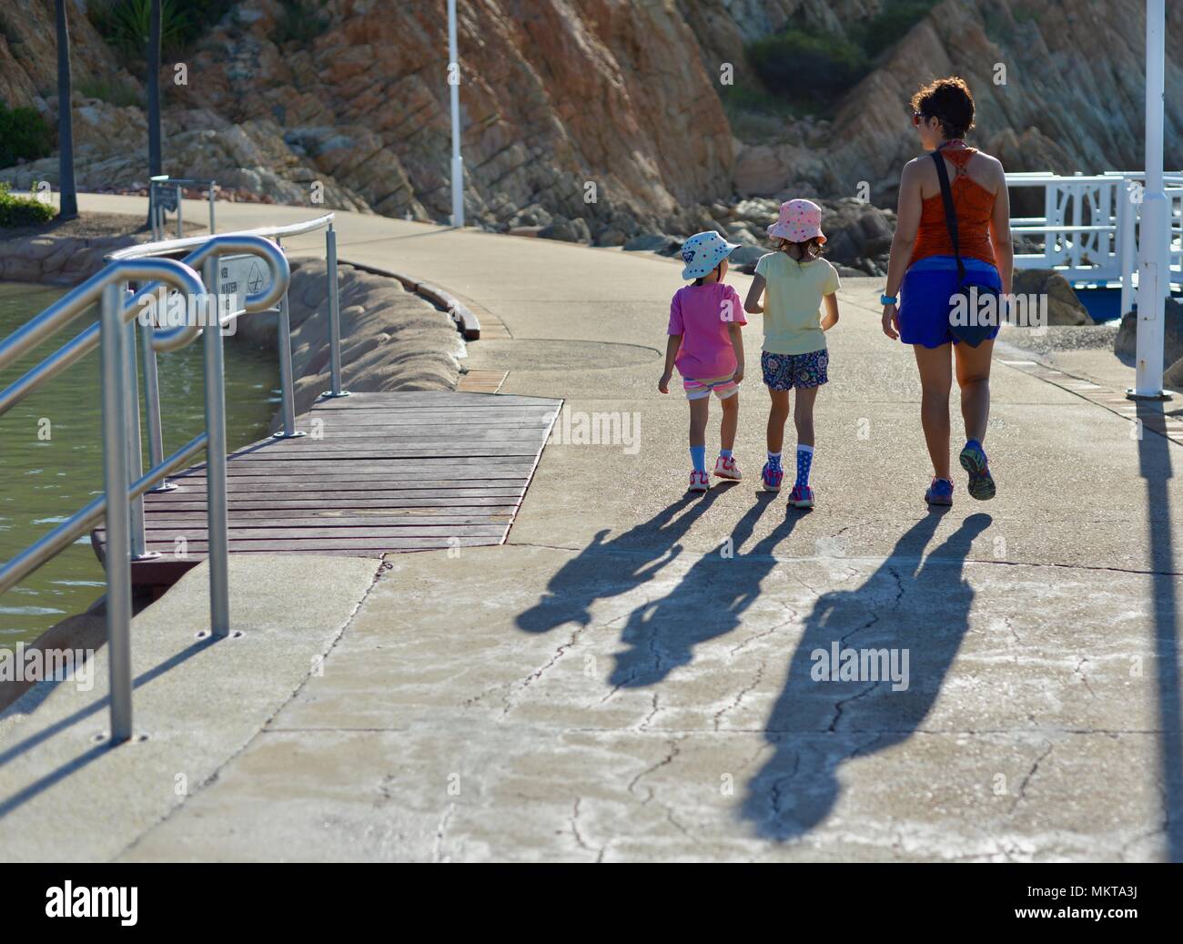 La mère et les enfants à marcher ensemble en fin d'après-midi autour du ...