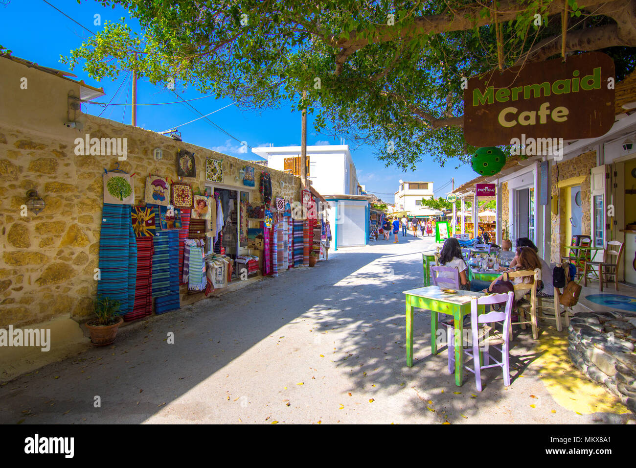 Rue colorée dans le village de Matala, Crète, Grèce Photo Stock - Alamy