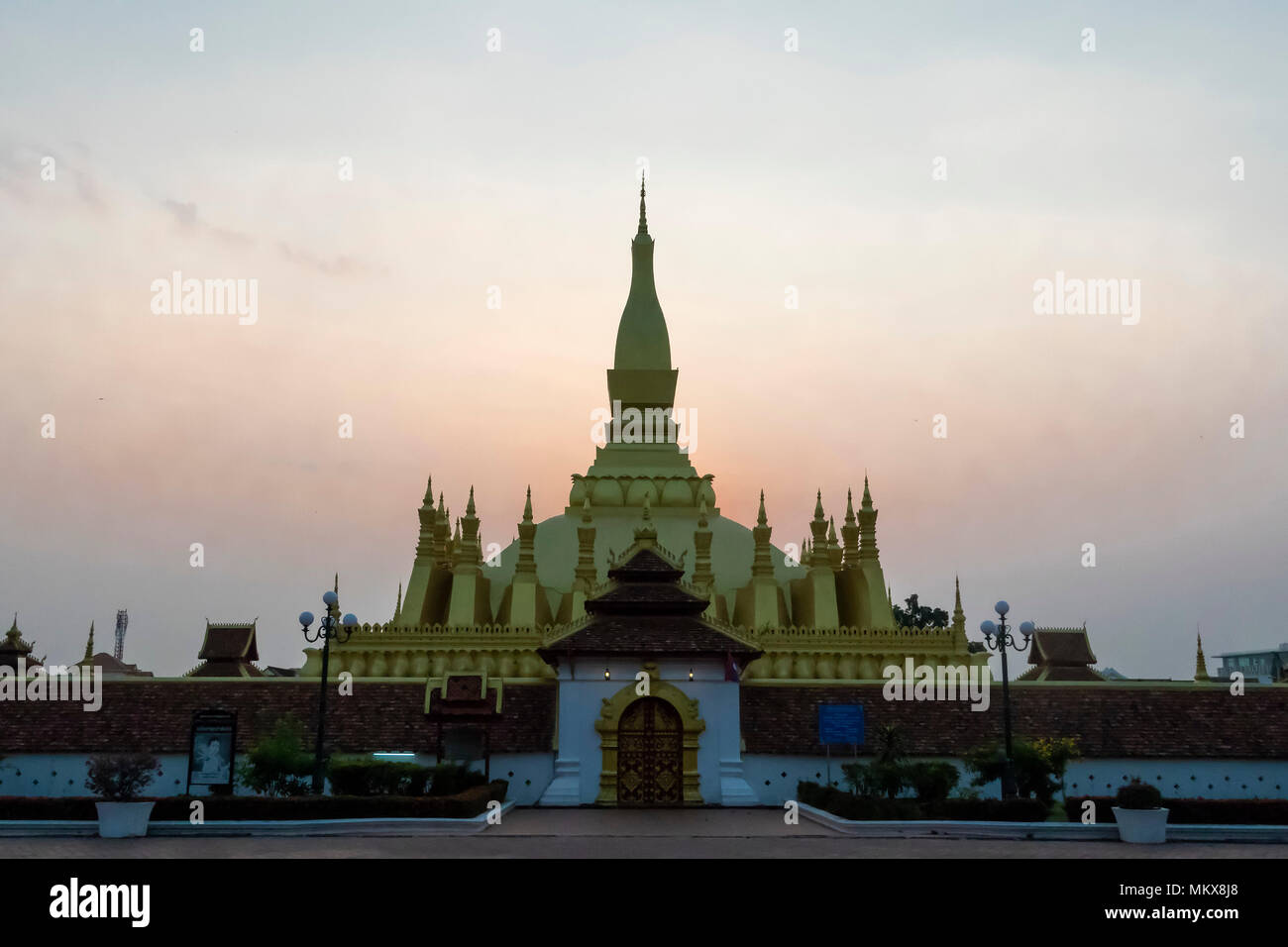 Le Pha That Luang au lever du soleil. Le Pha That Luang est le monument ...