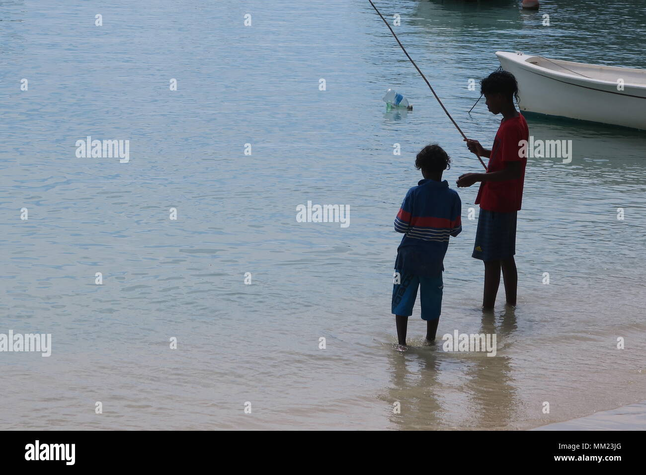 Le pêcheur local debout dans l'océan Indien, l'île Maurice sur la ...
