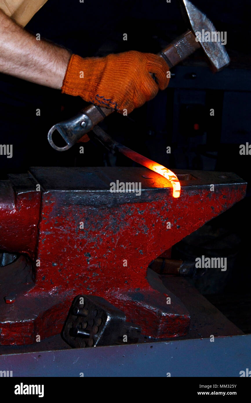 Le processus de fabrication des fers pour les chevaux en forge Photo ...