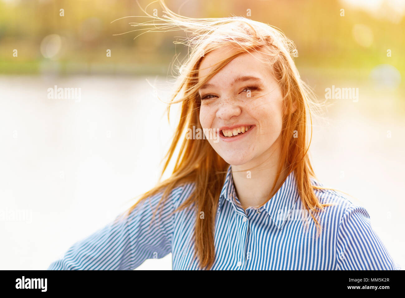 Jeune femme avec des taches de rousseur Banque de photographies et d ...