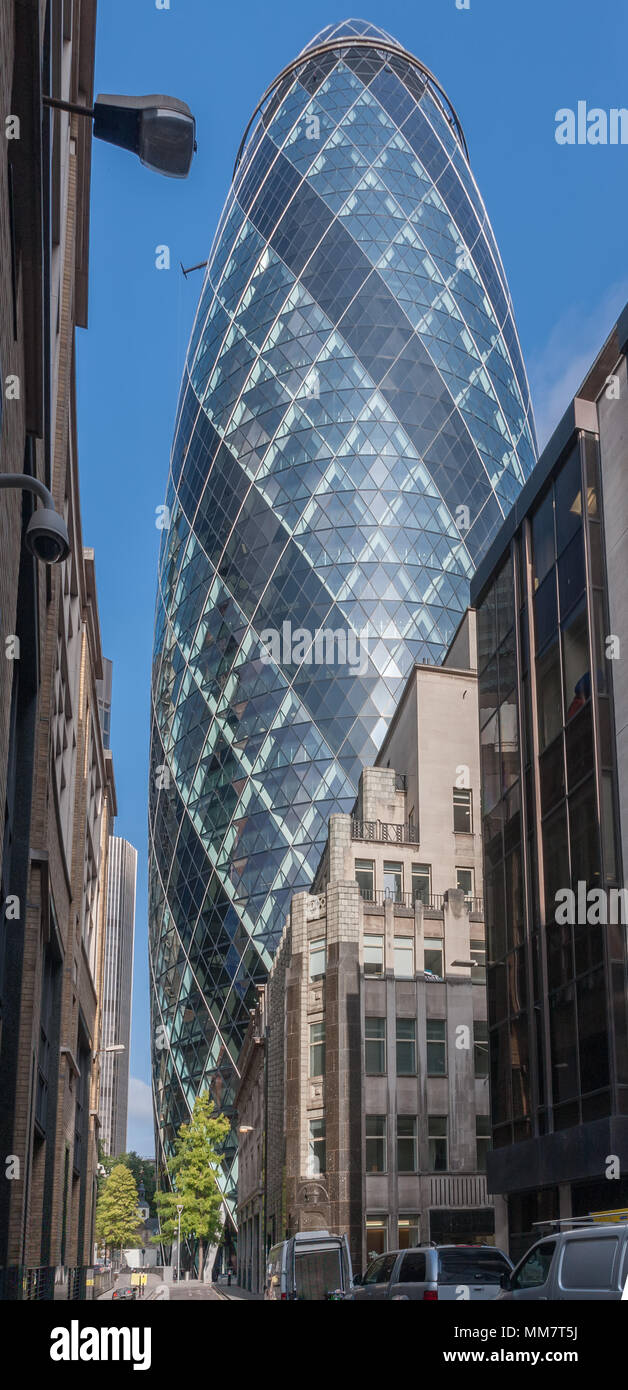 Gratte-ciel dans la forme d'un cône, dans bâtiment de style ...