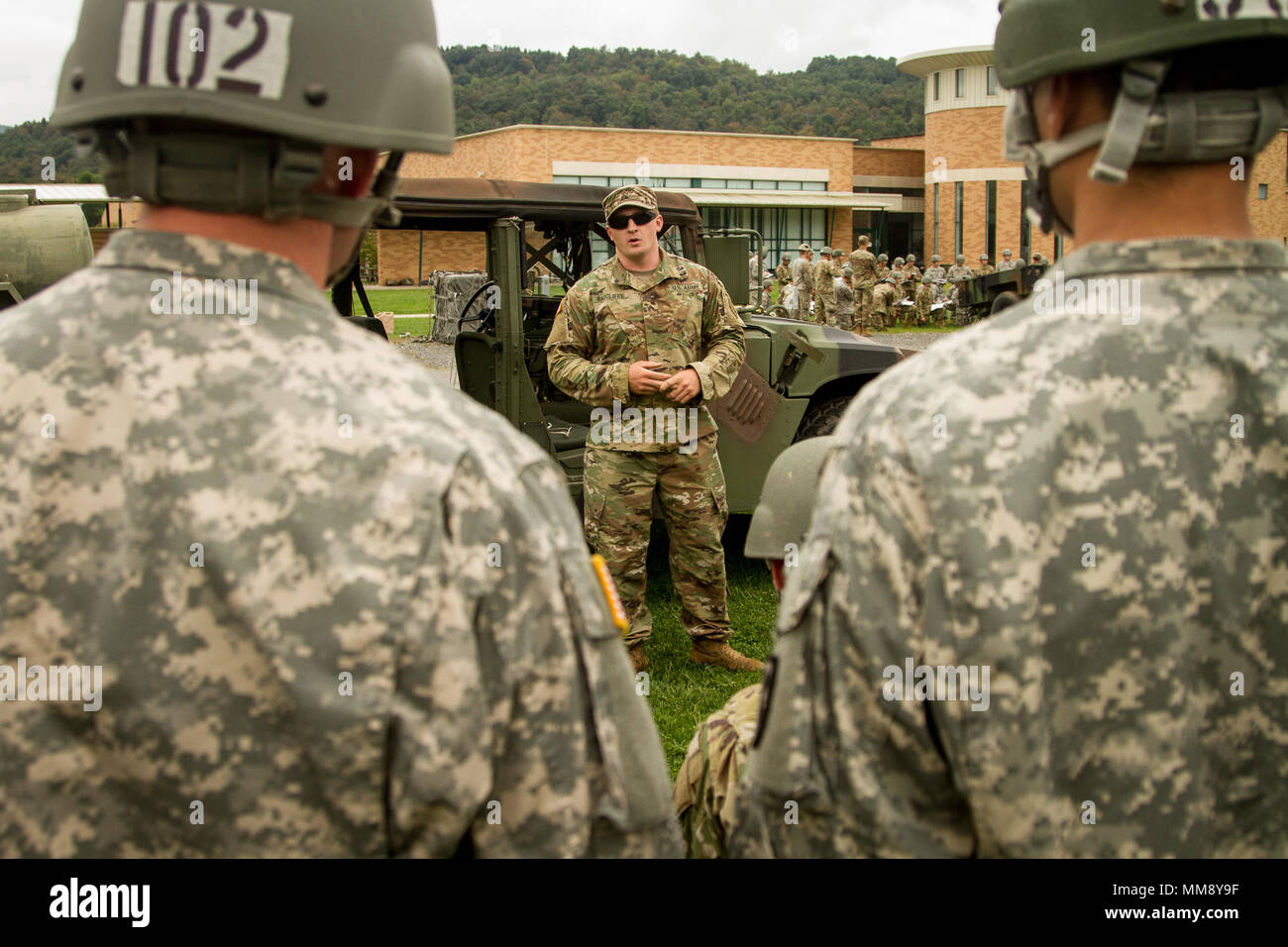 Le Caporal Carl Ratcliffe dispense une formation sur la façon de bien ...