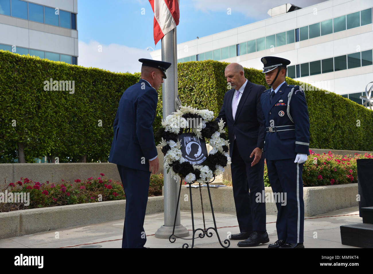 Le colonel Charles Roberts, commandant du 61e Groupe de base de l'air à ...
