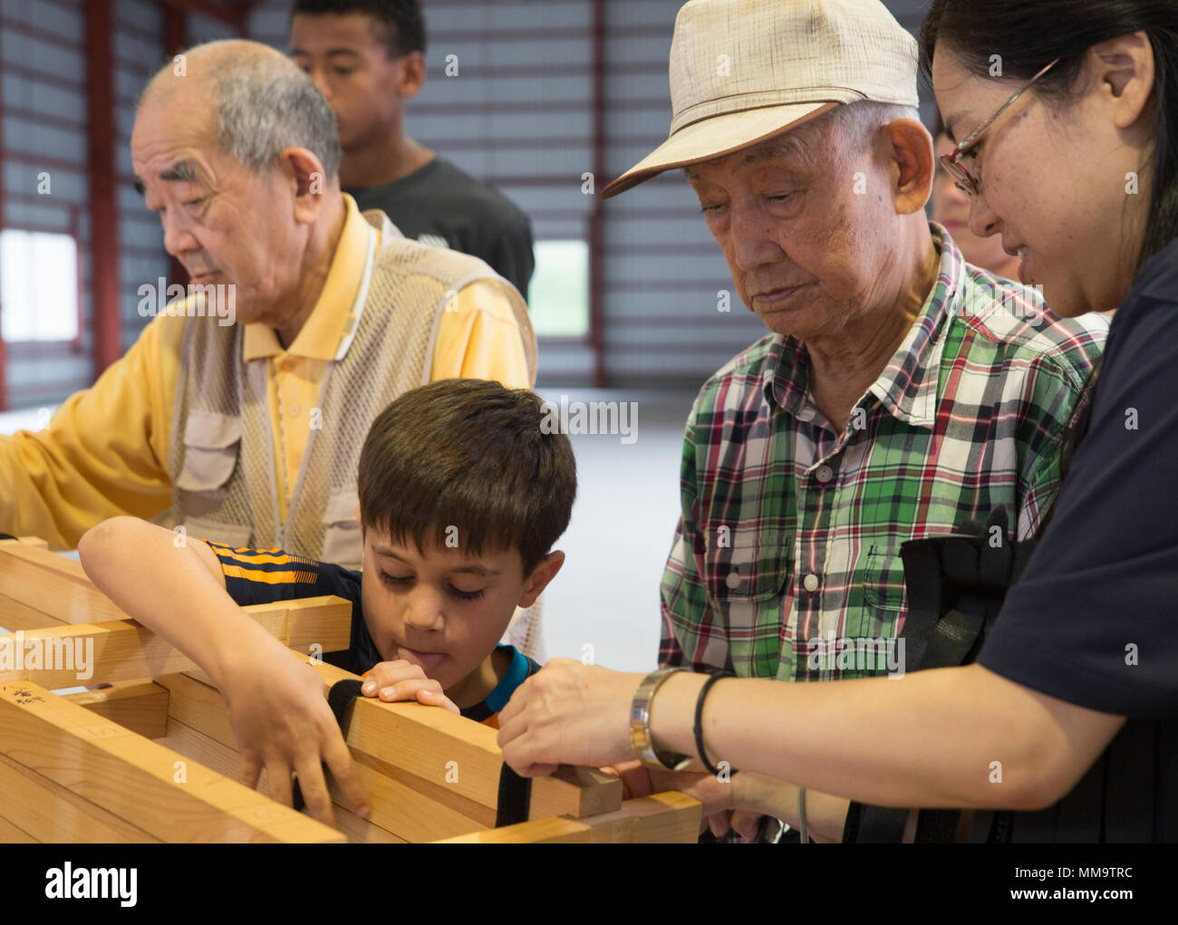 Aaron Rupp, centre, un Marine Corps Air Station Iwakuni résident, et ...