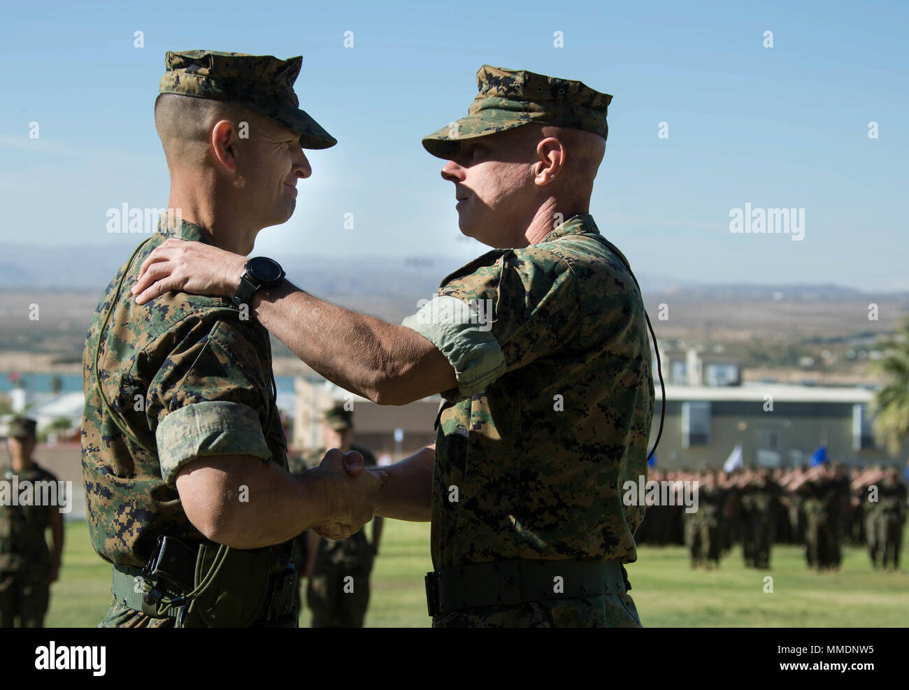 Le colonel des marines américains Kyle B. Ellison, à gauche, et le ...