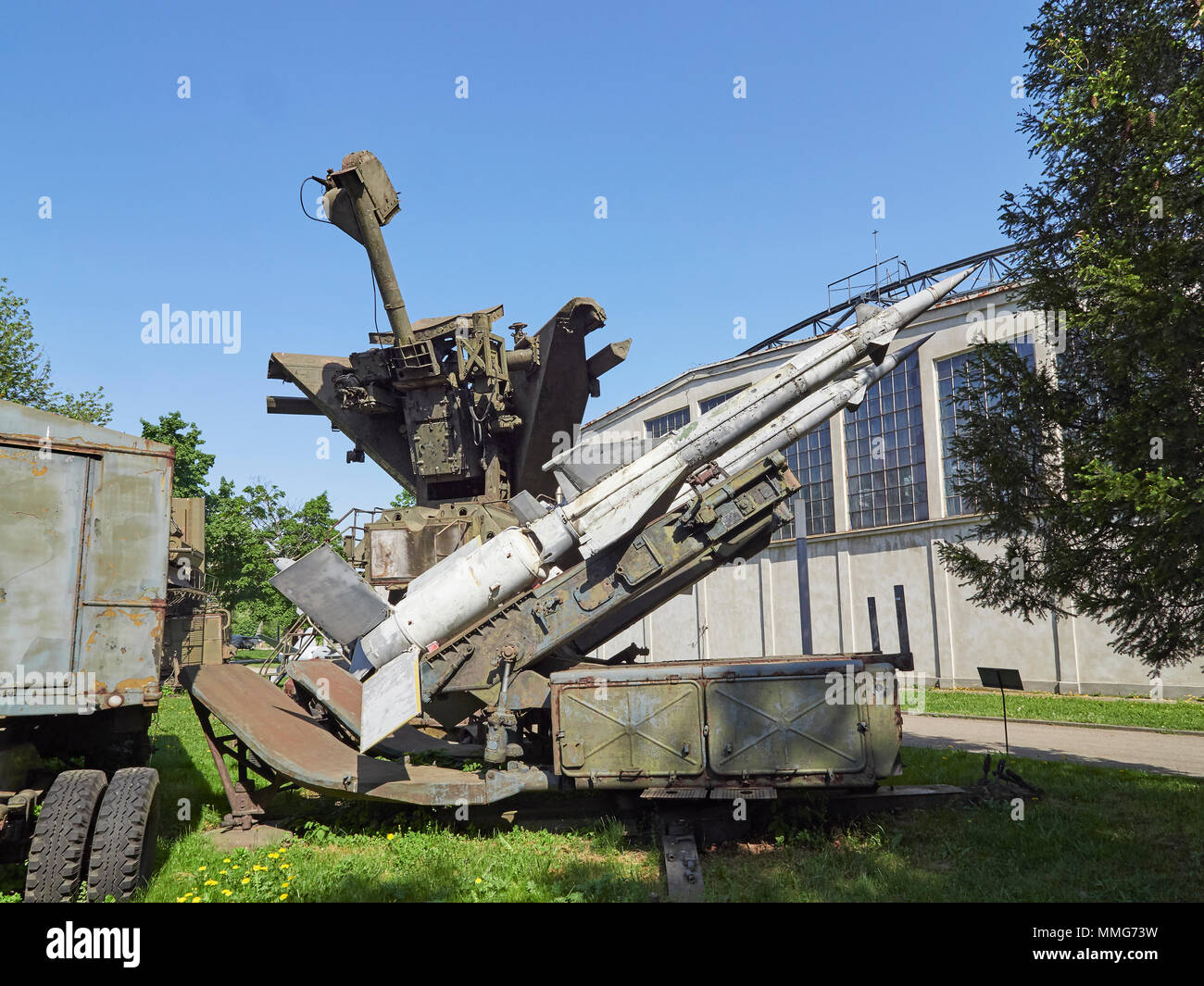Musée de l'aviation polonaise de Cracovie et un russe S-125/Neva ...