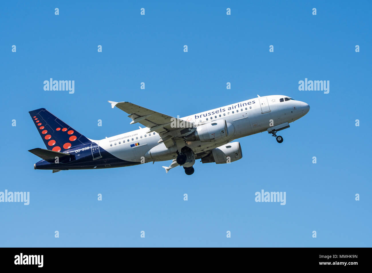 Avion De Ligne Commercial Volant Banque d'image et photos - Alamy